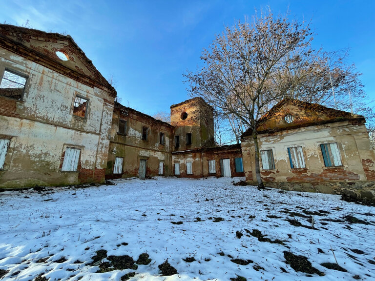 Turistik yerler Руины молокозавода Войниловичей Макраны, Minskaya oblastı, foto