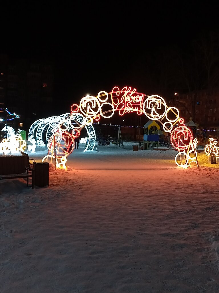 Kültür ve eğlence parkları Metallurgov Square, Achinsk, foto