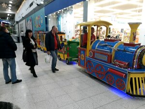Vesyoliy Parovozik (Aksayskiy prospekt No:23), atraksiyon  Aksay'dan
