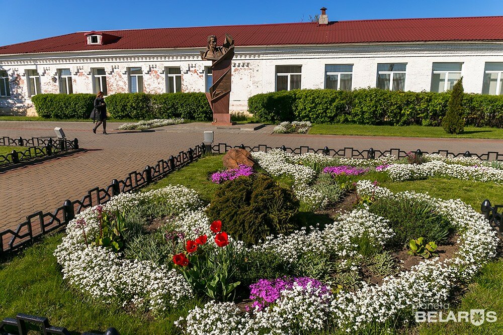 Anıt, heykel Krylovič F.A. monument, Asipovichy, foto