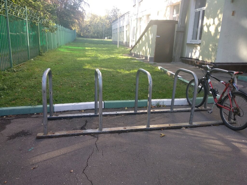 Bisiklet park yerleri Velosipednaya parkovka № 33013 Shkola № 568, Moskova, foto