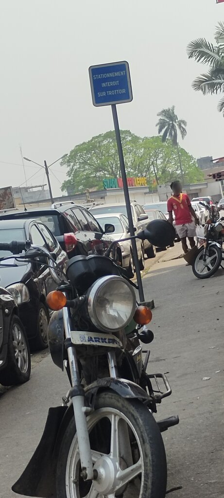 Çok amaçlı spor tesisleri Stade Mbappé Léppé, Douala, foto