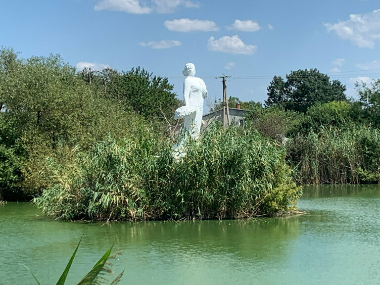Park, sokak heykeli Колхозница, Krasnodarski krayı, foto
