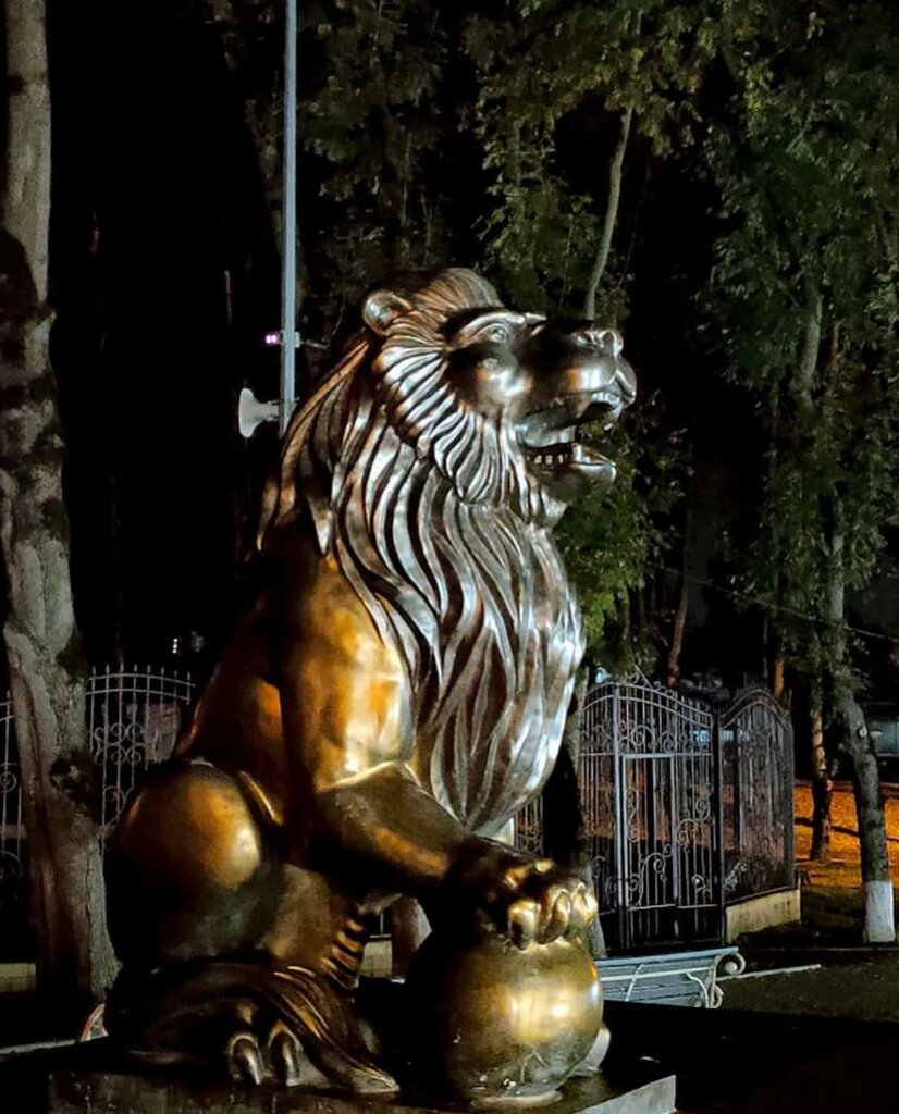 Park, sokak heykeli Львы, Apşeronsk, foto
