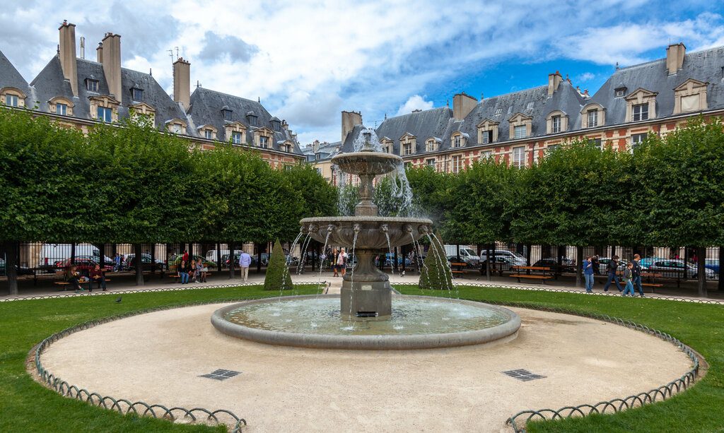 Kültür ve eğlence parkları Square Louis-XIII, Paris, foto