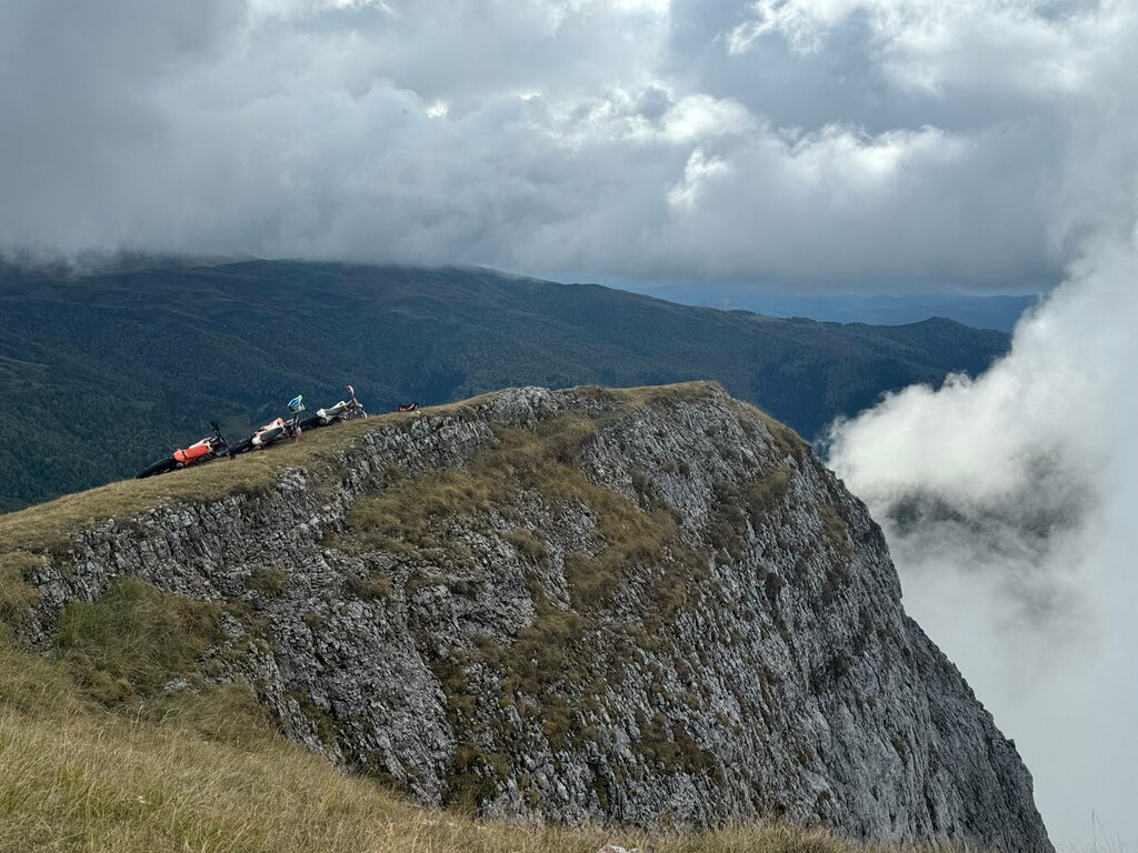 Dağ zirvesi Гора Сундуки 2200 метров, Krasnodarski krayı, foto