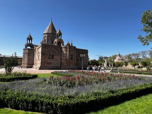 Supreme Catholicos of All Armenians Vazgen the First (Armavir Region, City of Ejmiatsin, Central park), anıt, heykel  Vağarşapat'tan