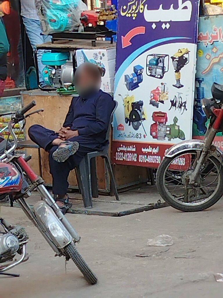 Otomobil satış galerileri Tayyab carpraction, Lahor, foto