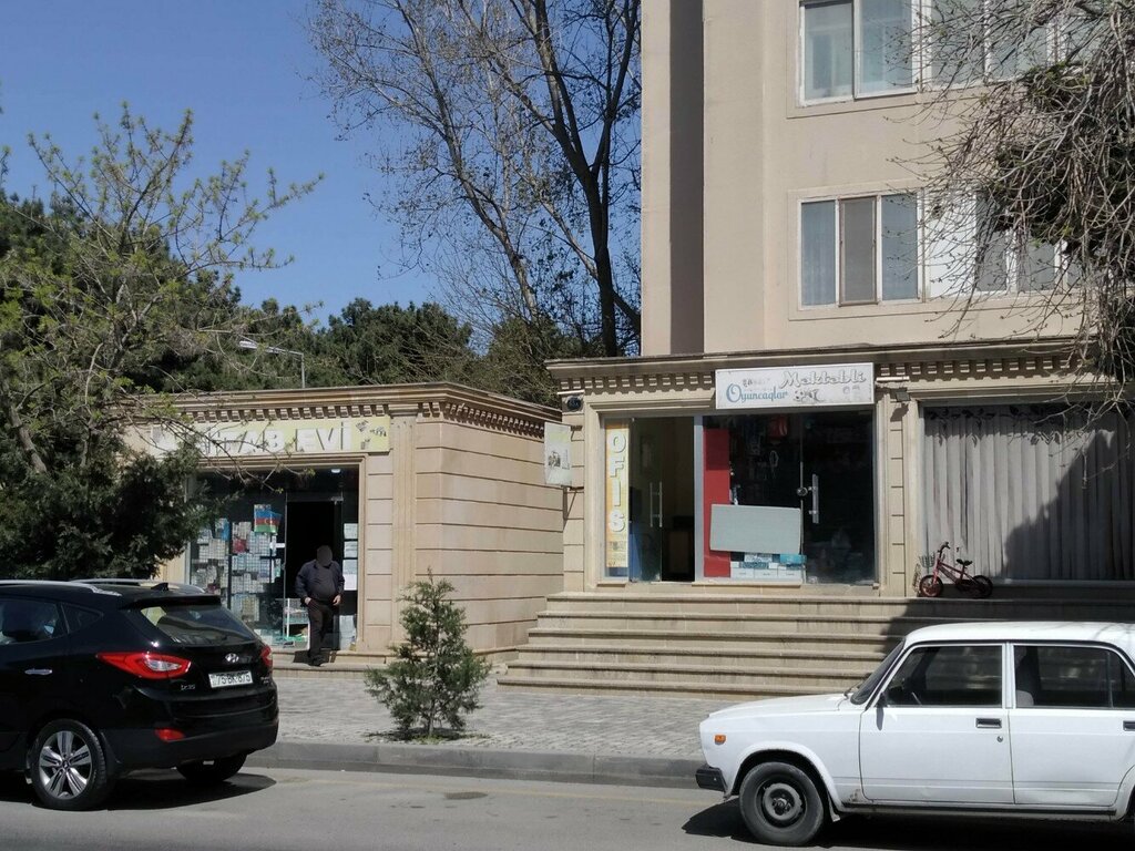 Yapay çam ağaçları ve süsleri Məktəbli, Bakü, foto
