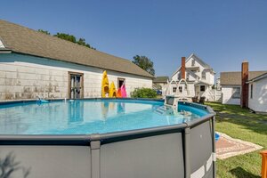 Chincoteague Home w Pool - Walkable Location! (Virginia, Accomack County, Chincoteague, Main Street), otel  Chincoteague'den
