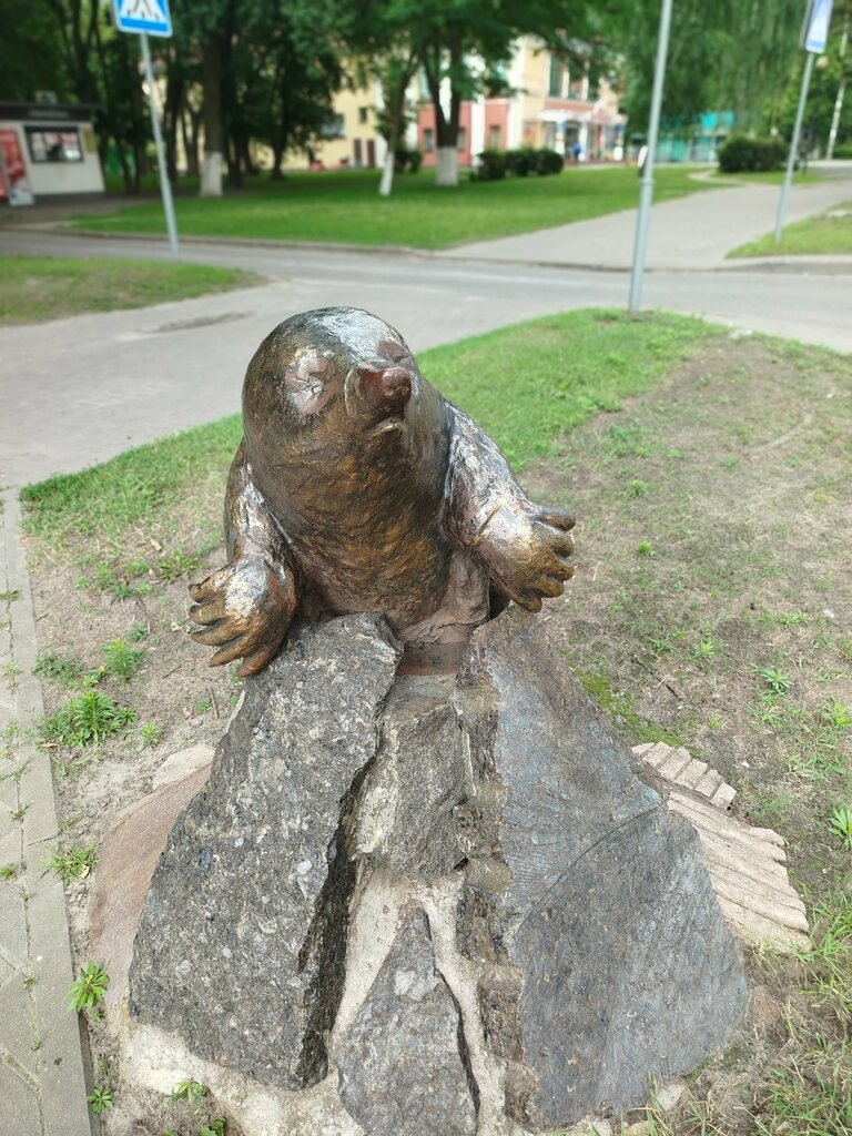 Park, sokak heykeli Крот, Gomel, foto