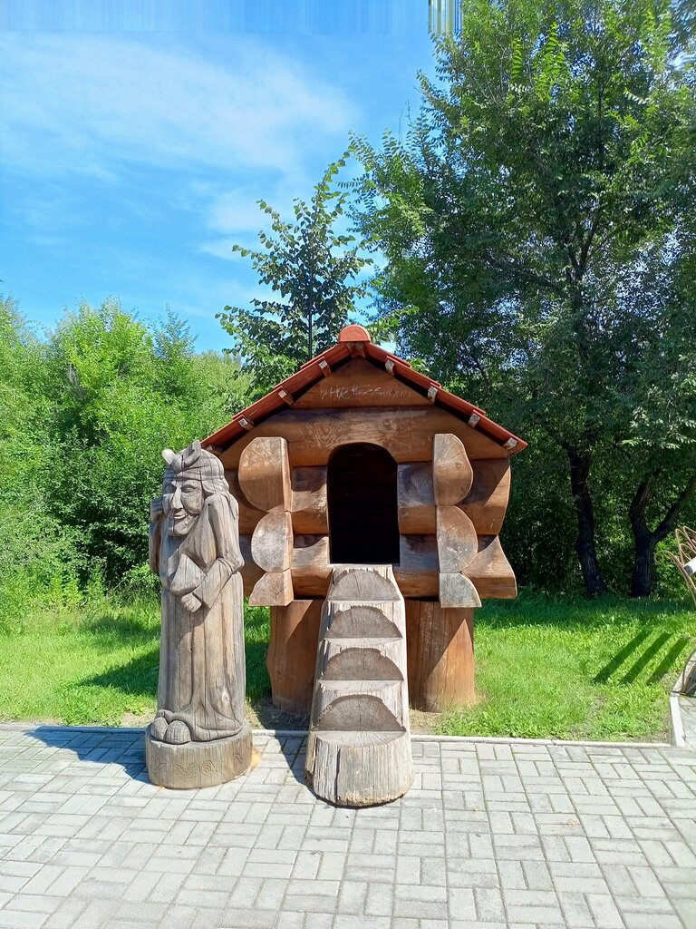 Park, sokak heykeli Баба-яга и избушка, Abakan, foto