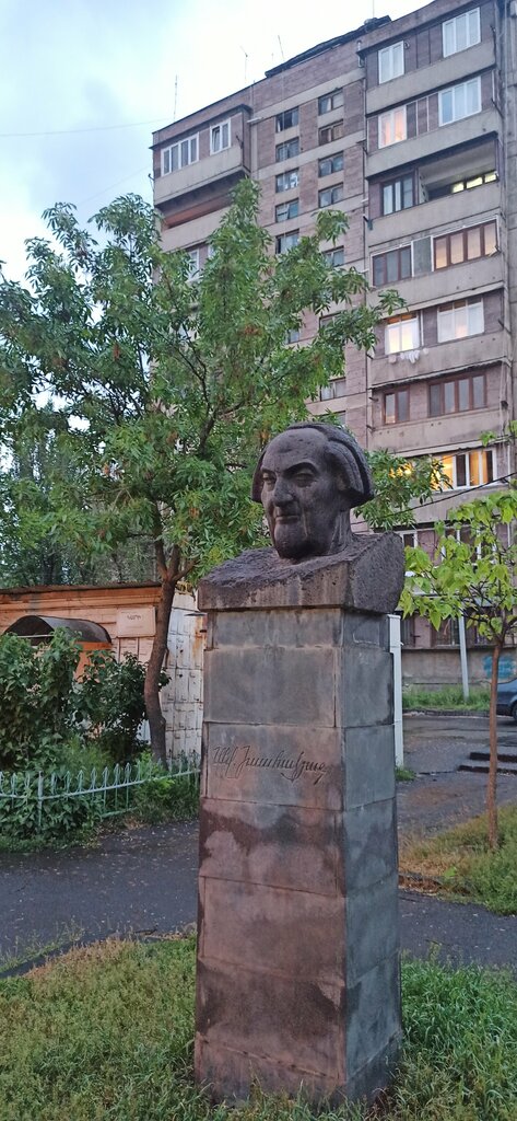 Anıt, heykel A.S. Isaakian, Erivan, foto