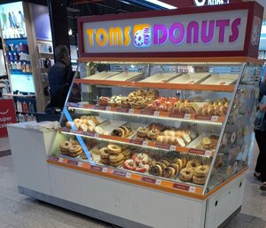 Tom's Donuts (Fеtеli xan Xoyski Avenue No:18), fast food  Bakü'den