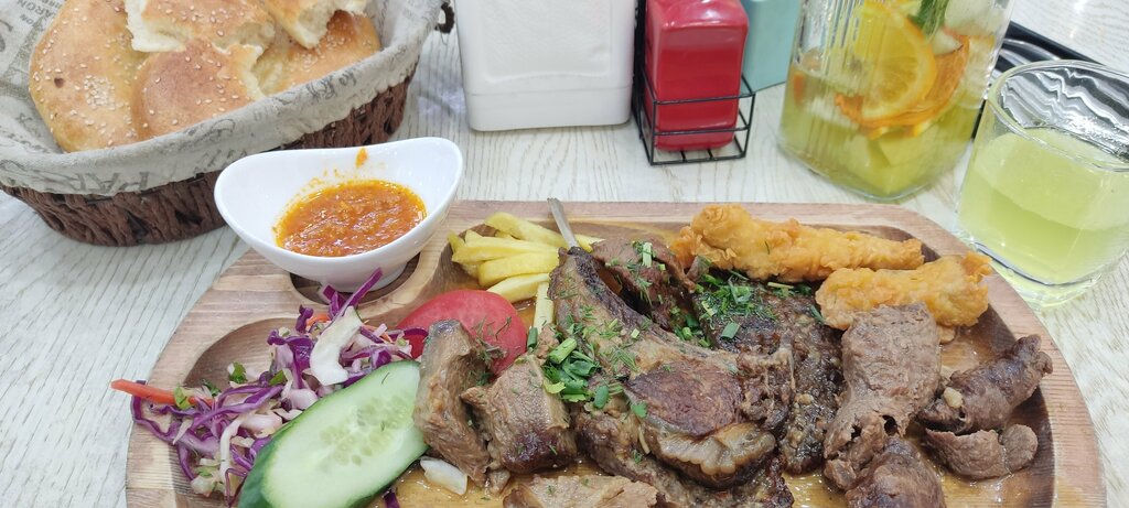 Restoran Makon Do'stlar Davrasida, Nemengan, foto