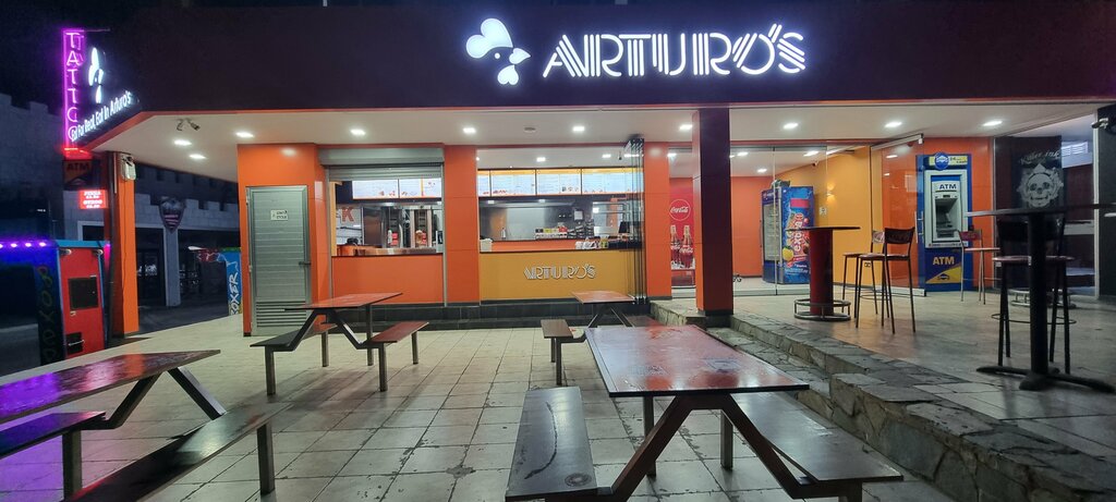 Fast food Arturo's Fried Chicken, Aya Napa, foto