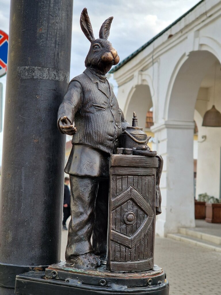 Park, sokak heykeli Заяц-трактирщик, Kostroma, foto