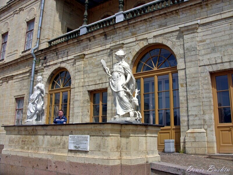 Anıt levhası, anıt taş Памяти музейных работников и реставраторов, Gatchina, foto