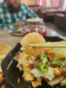 Love Sushi (Qusaıynov kóshesi No:4Б), suşi restoranı  Setbayev'den (Satpayev'den)