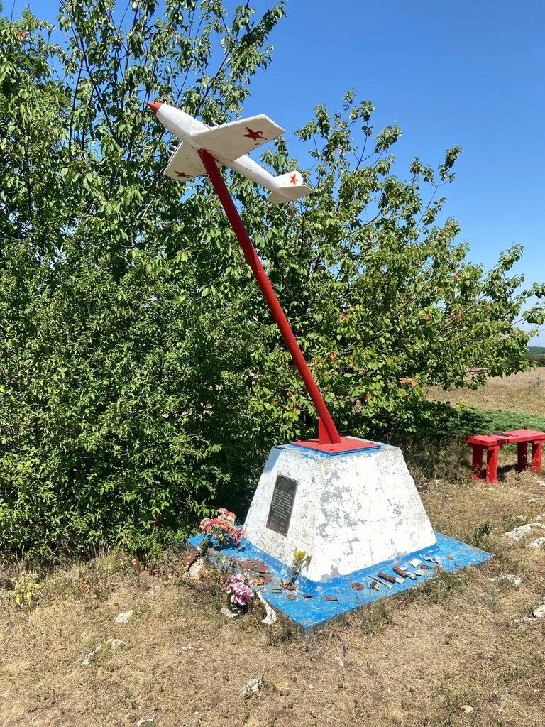 Anıt, heykel Партизанский аэродром Малая площадка, Kırım Cumhuriyeti, foto