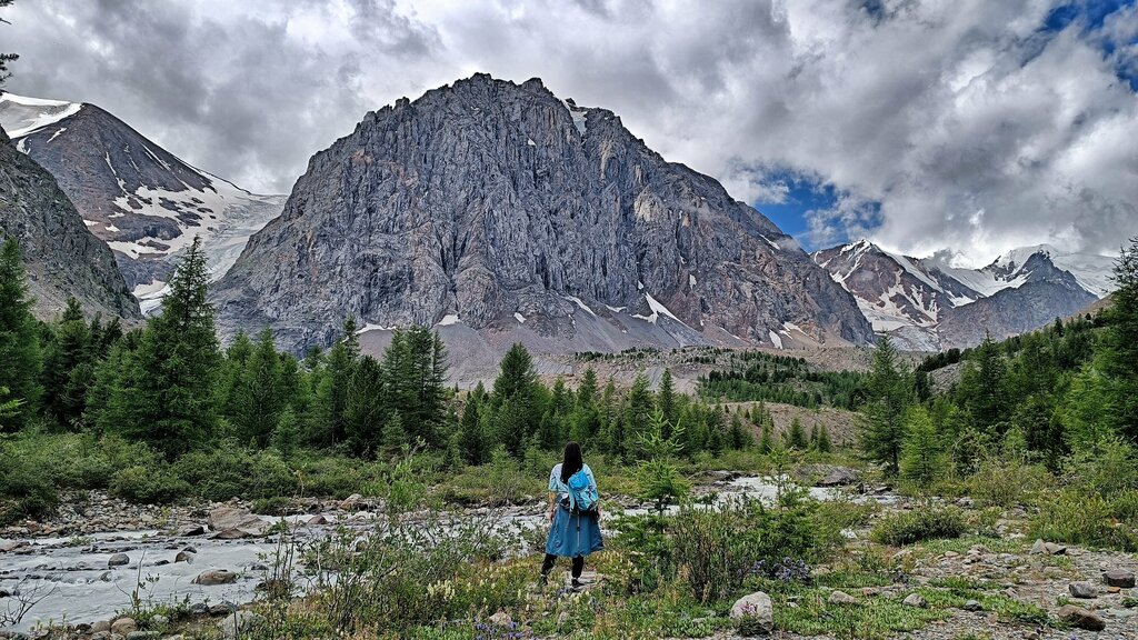Dağ zirvesi Гора Караташ, Altay Cumhuriyeti, foto