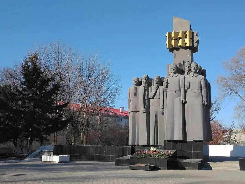 Anıt, heykel Обелиск землякам-шкотовцам, Bolşoy kamen, foto