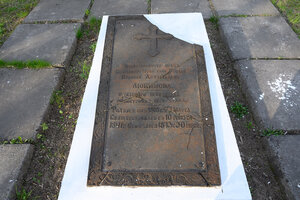 Н.Д. Любимов (Kaluga Region, Zhukov, Partizanskaya ulitsa), ünlü kişilerin mezarları  Jukov'dan