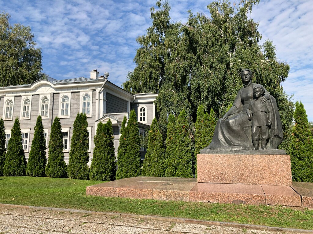Anıt, heykel М.А. Ульянова с сыном Володей, Ulyanovsk, foto