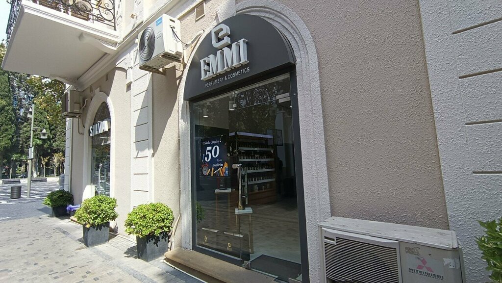 Kozmetik ve parfümeri mağazaları Emmi, Bakü, foto