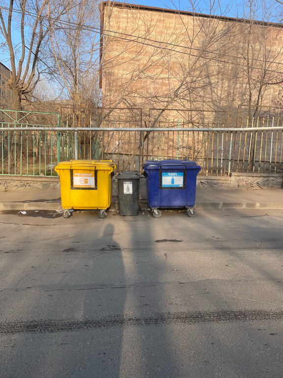 Ayrı çöp toplama noktası Waste sorting point, Erivan, foto