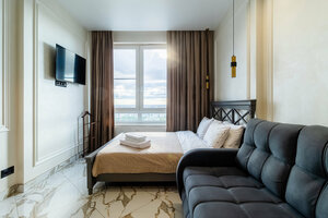 Km Tower Plaza Deluxe Grey Apartments (Maksima Gorkogo Street No:23А, Nizhniy Novgorod), otel  Nijni Novgorod'dan