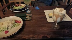 By terras (ulitsa Baumana No:25), restoran  Zavoljye'den