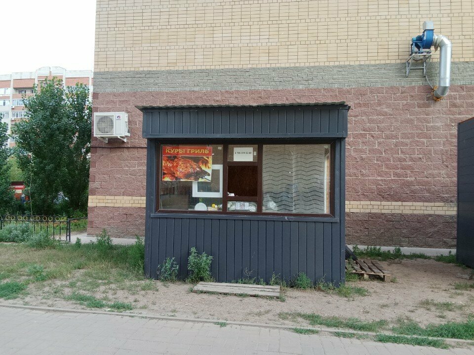 Fast food Kiosk selling grilled chickens, Aktöbe, foto