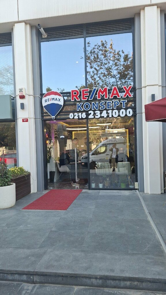 Emlak ofisi Enes Can Akman Remax Konsept, İstanbul, foto