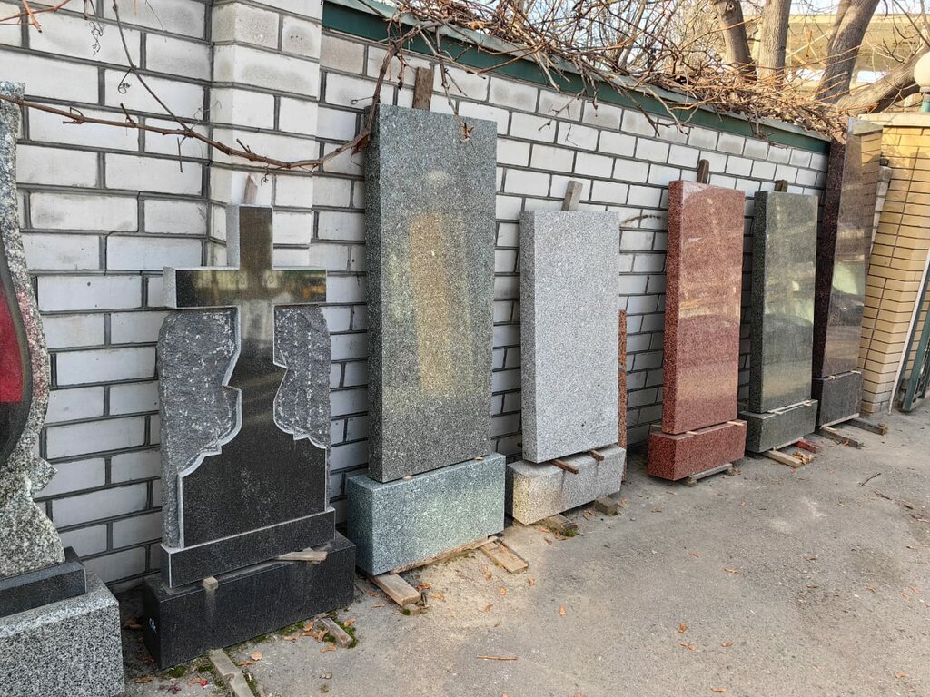 Heykel ve mezarlık taşı üreticileri Dom Kamnya, Ip, Kislovodsk, foto