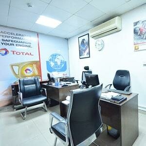 Otomobil servisi Universal Auto Garage, Abu Dabi, foto