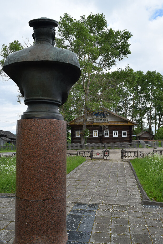 Anıt, heykel И.С. Конев, Kirovskaya oblastı, foto