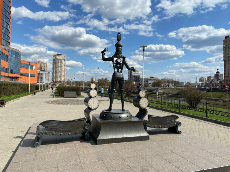 Dekorasyon ve süsleme, onur panosu Человек-часы, Şçolkovo, foto