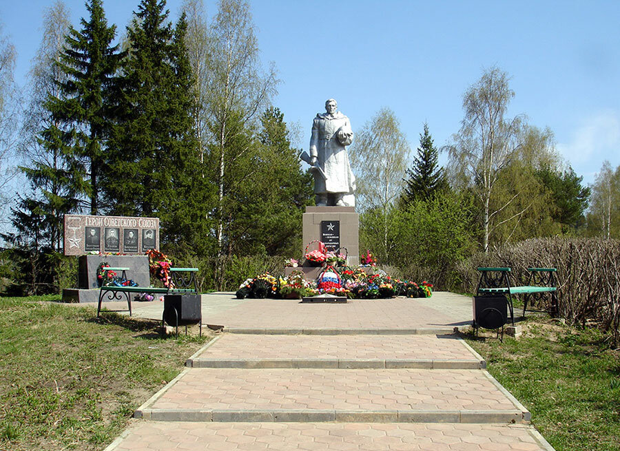 Anıt, heykel Воинам-землякам от благодарных нюксян, Vologodskaya oblastı, foto