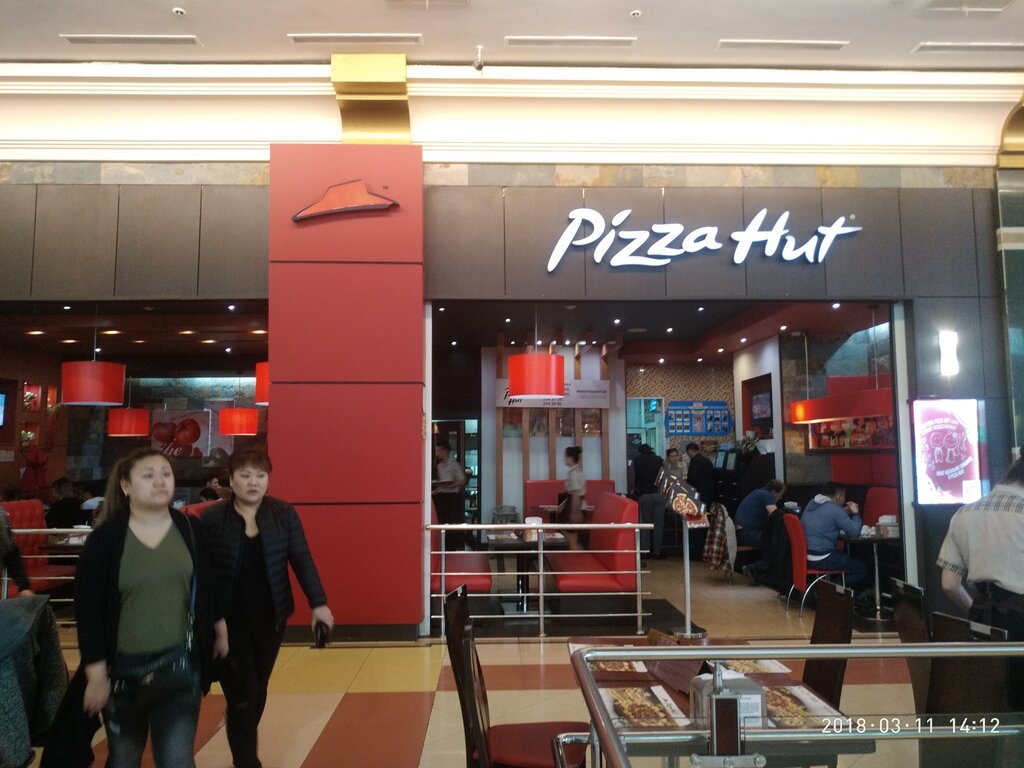 Pizzacılar Pizza Hut, Almatı, foto