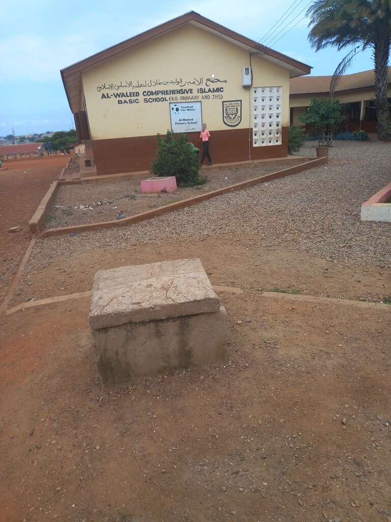 Ortaokul Alwaleed Comprehensive Basic School, Akra, foto