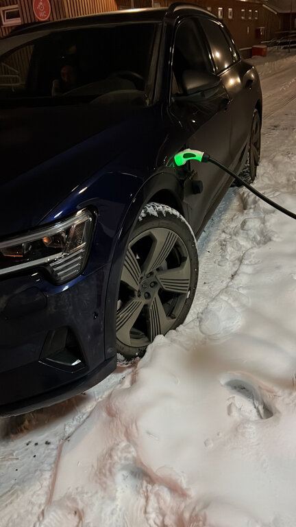 Elektrikli oto şarj istasyonları Portal Energy, Pskov, foto