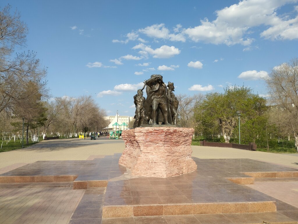 Anıt, heykel The heroes of Abdizhamil Nurpeisov's trilogy have blood and sweat, Aktöbe, foto