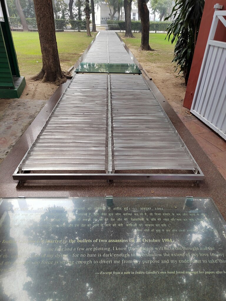 Anıt levhası, anıt taş Место убийства Индиры Ганди, Yeni Delhi, foto