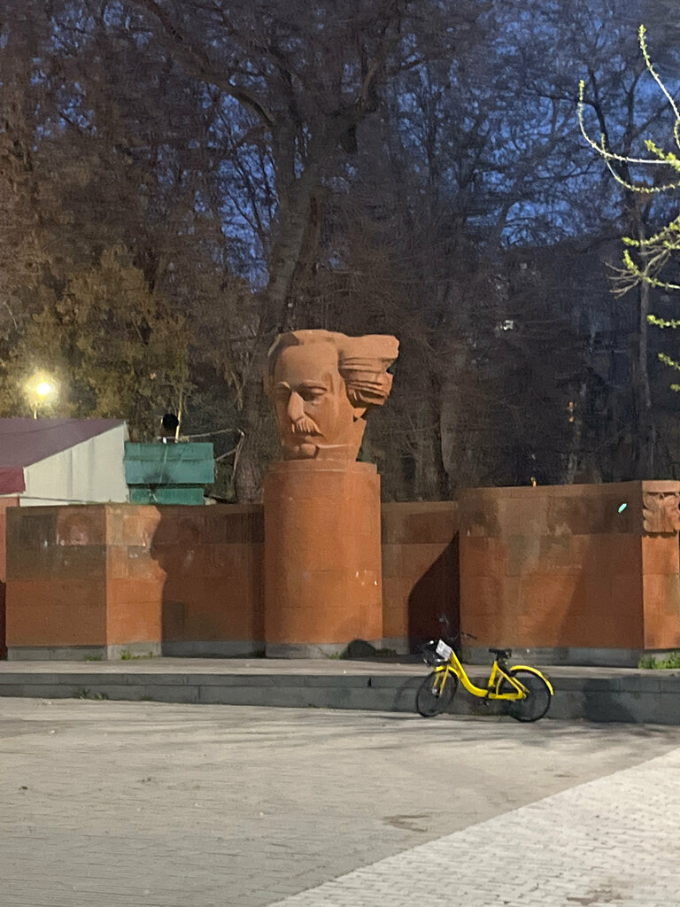 Anıt, heykel Monument of Gabriel Sundukyan, Erivan, foto