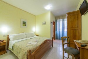 Hotel Iris (Abruzzo, L'Aquila, Viale Iris, 5), otel  Abruzzo'dan