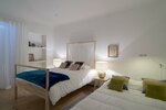 Spacious Bairro Alto Apartment + Courtyard (Rua do Poço dos Negros No:25), otel  Lizbon'dan