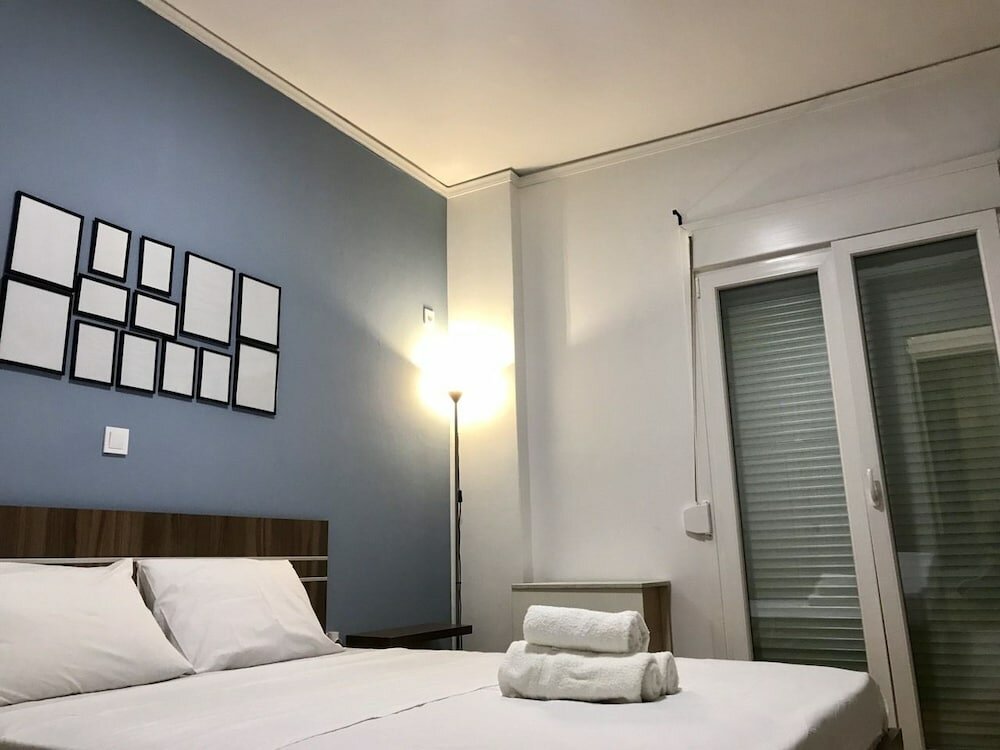 Otel Renovated minimal aptm next to metro, Atina, foto