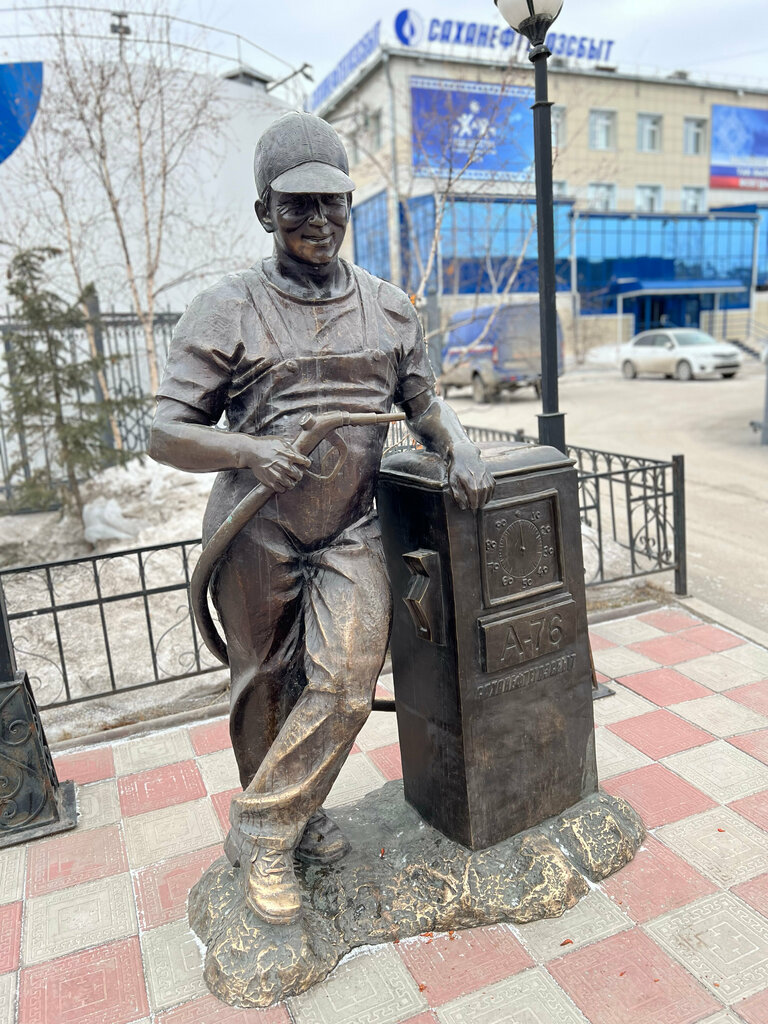 Park, sokak heykeli Заправщик, Yakutsk, foto