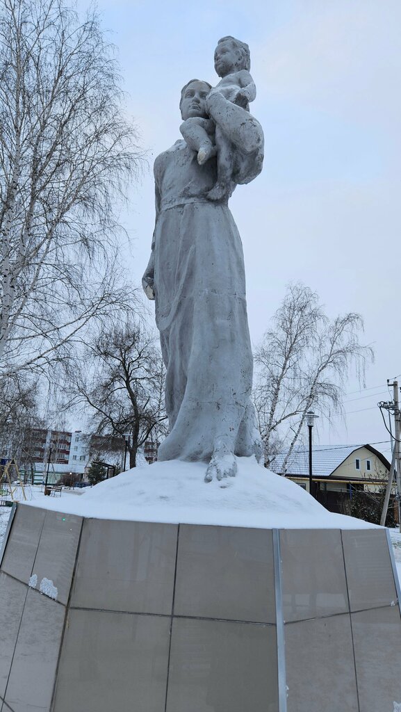 Park, sokak heykeli Мать и дитя, Novy Oskol, foto